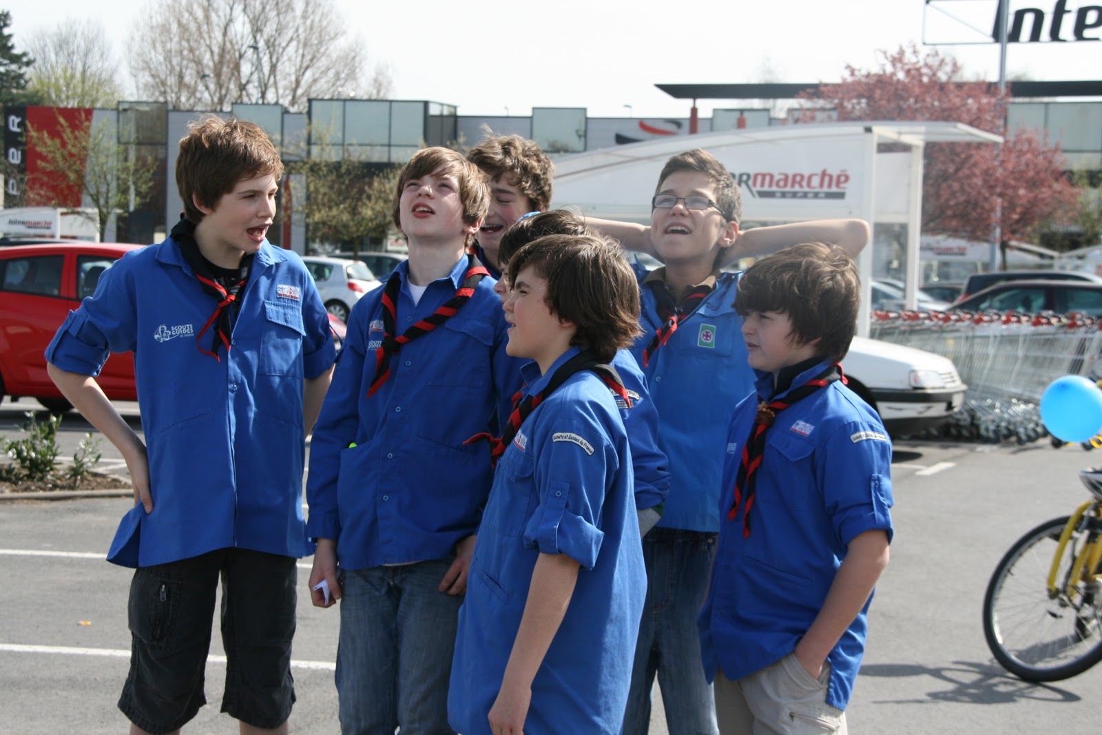 Scouts et Guides de France Lambersart: LE DEPART DES BLEUS ET DES ROUGES