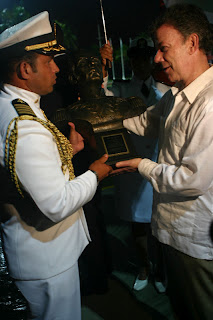 Agregado naval de Rep. Dom. en Colombia dona busto al presidente Santos ...