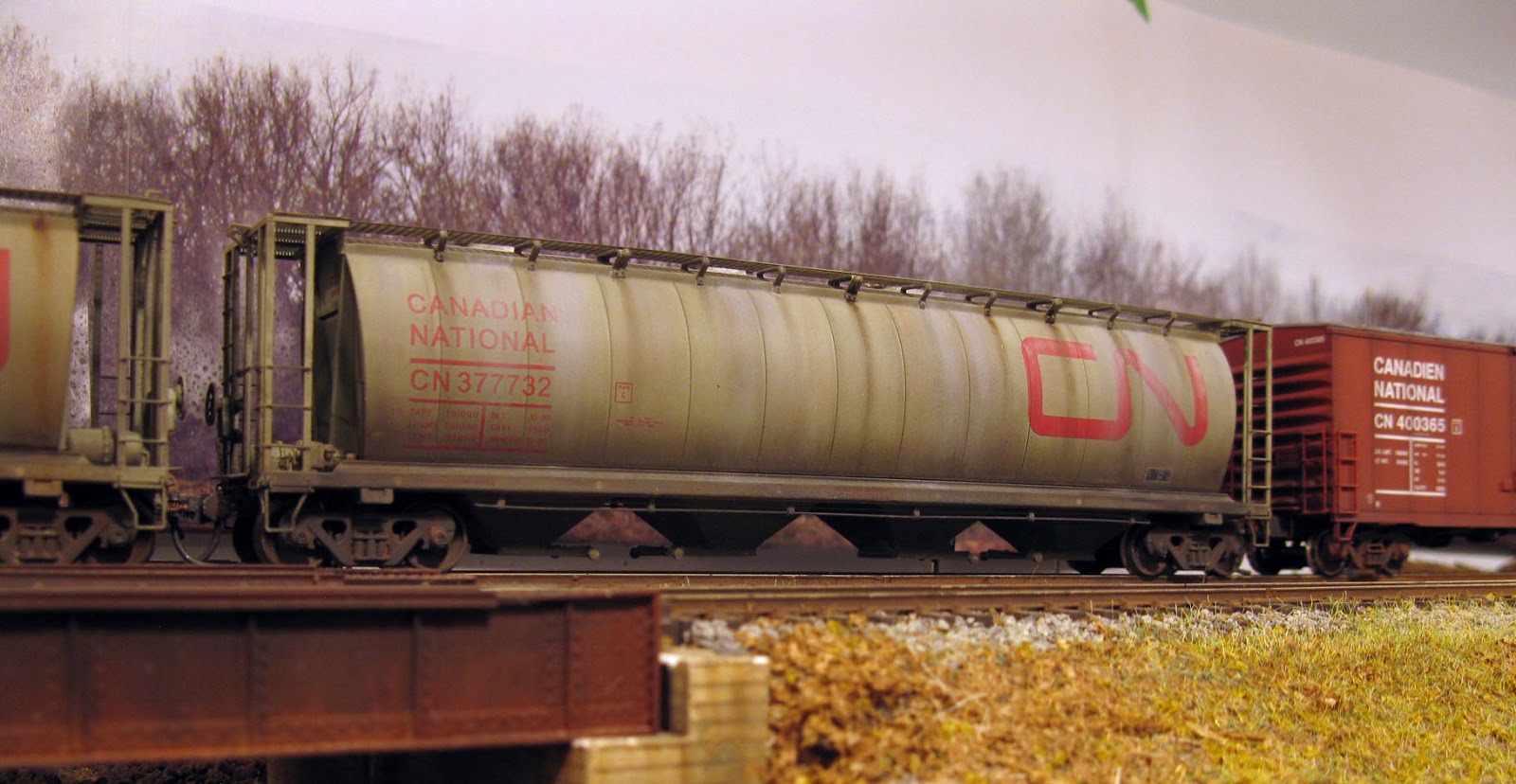 Hedley Junction: Weathered Intermountain Cylindrical Hoppers