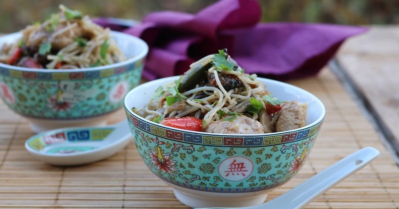 Pansy 's recipes - Retetele Panselutei: Chow mein cu pui si taietei de orez