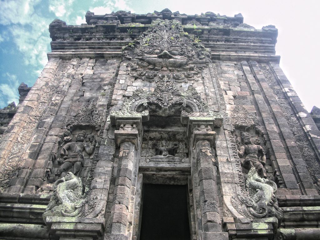 discoverz: Candi Kalasan The Java Buddhist Temple