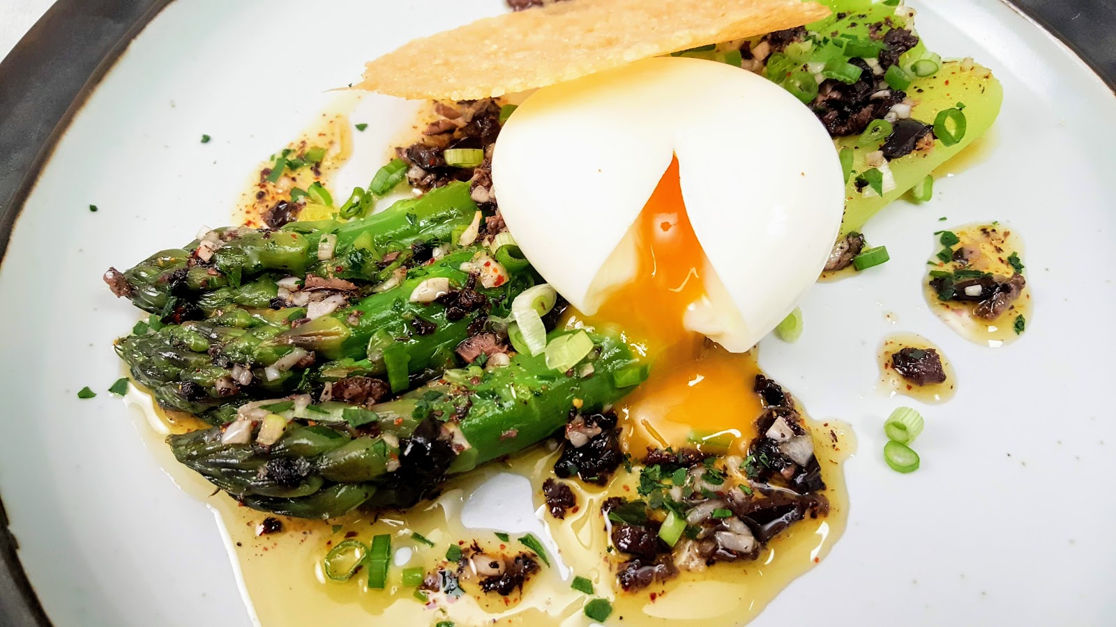 Asperges vertes aux olives et oeuf mollet