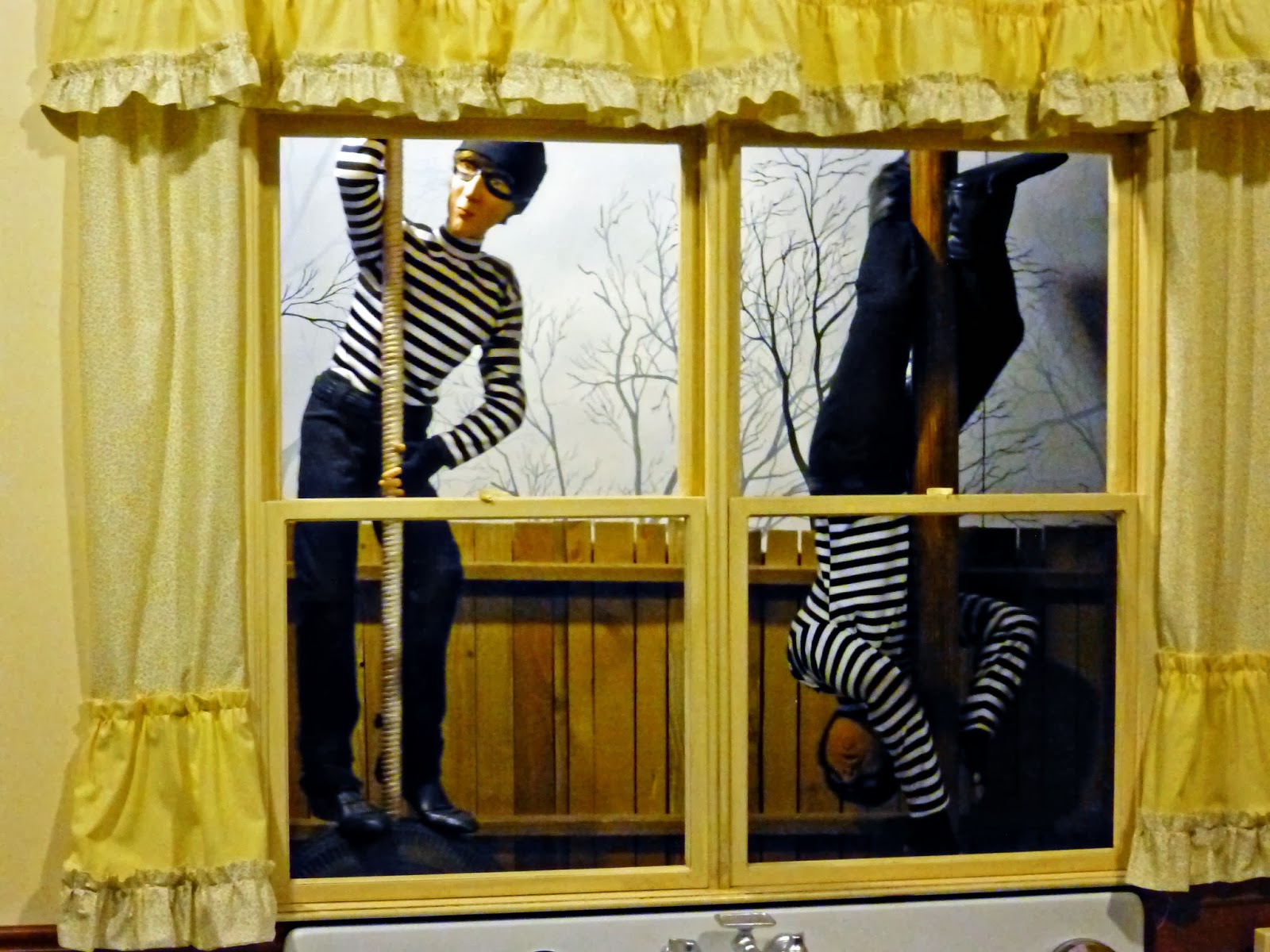 Theresa's Mixed Nuts: Visiting A Christmas Story Window Displays!