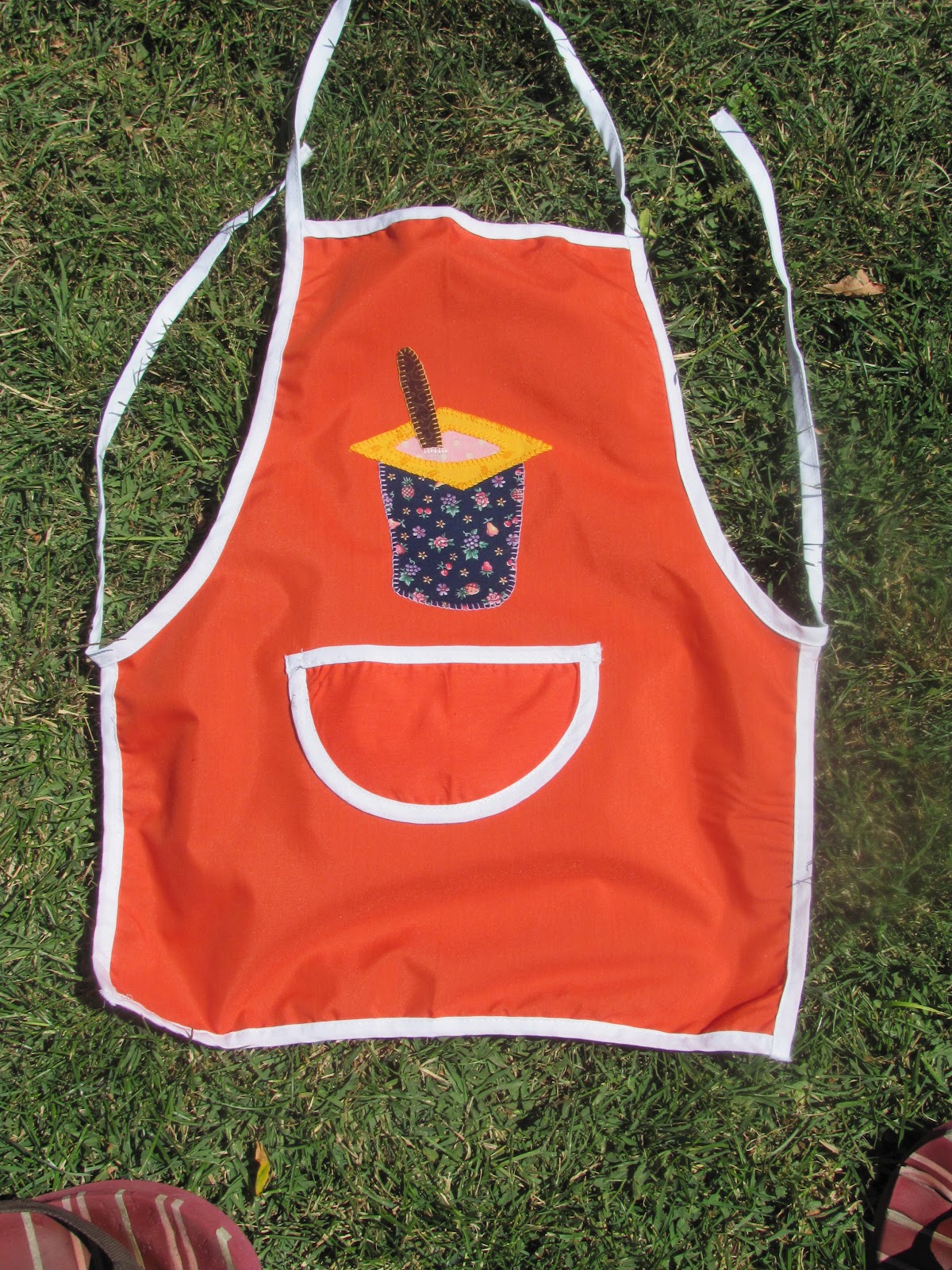 Labores Cris: Mandil infantil o mandil de COSTURA con un yogur.