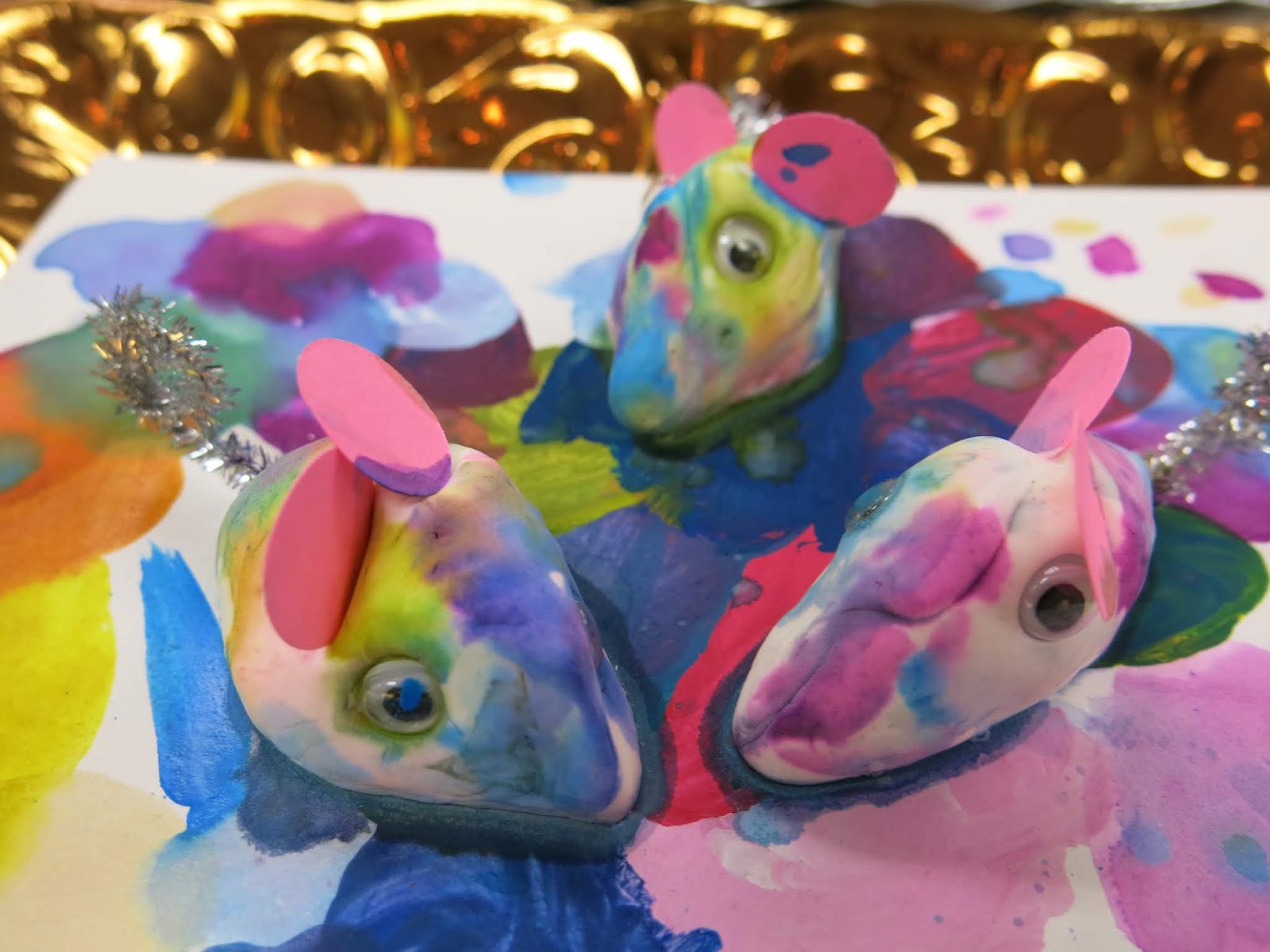 Cassie Stephens: In the Art Room: Kindergarten Mouse Paint Masterpieces!