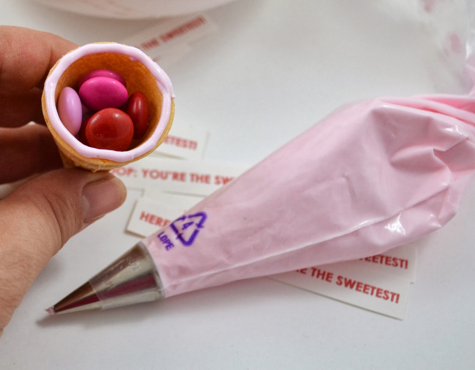 Here's the Scoop: Mini Meringue Treasure Cone #Valentines
