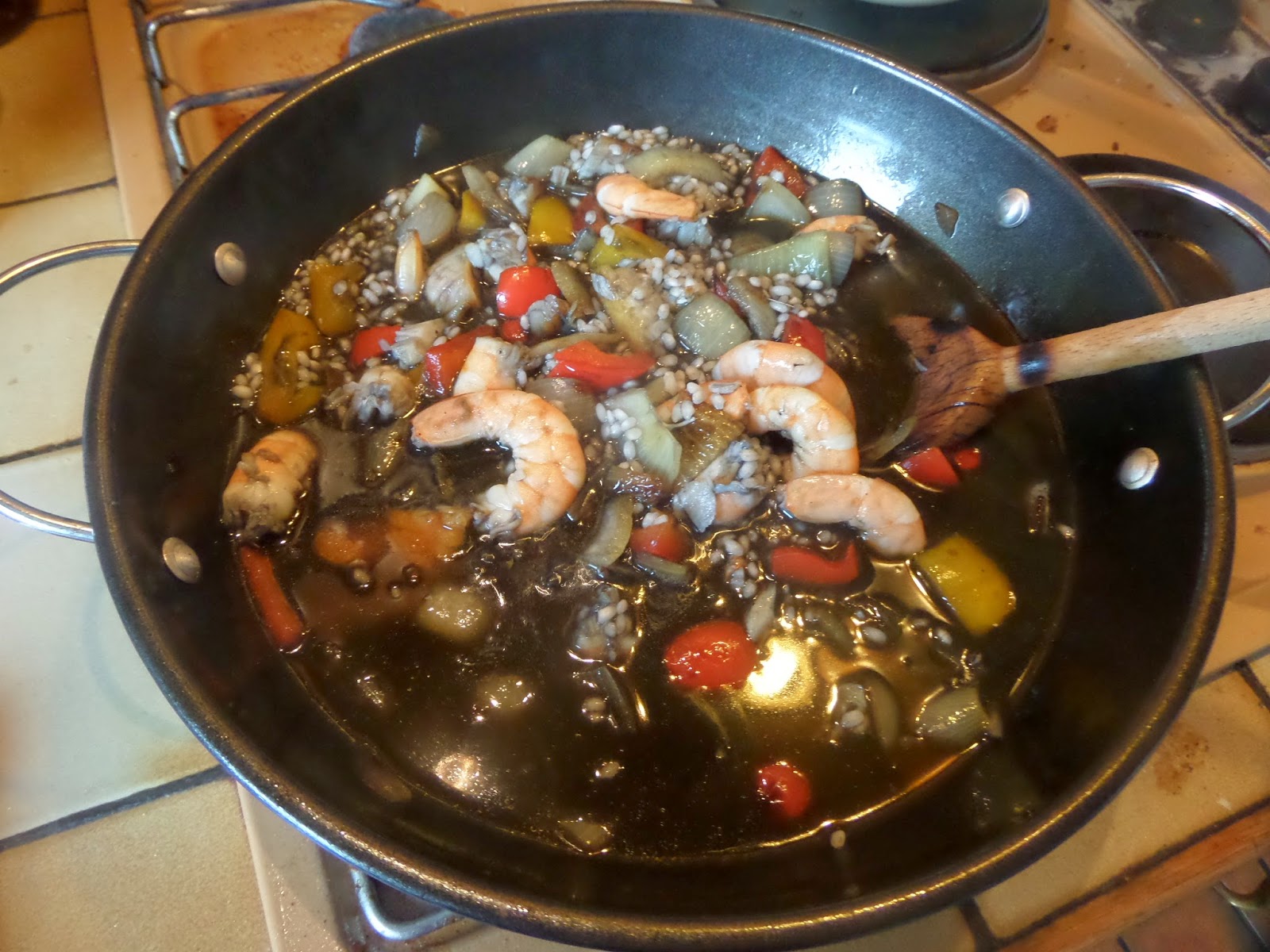 Madhouse Family Reviews: Globe-cooking recipe : Cuttlefish-ink Paella ...