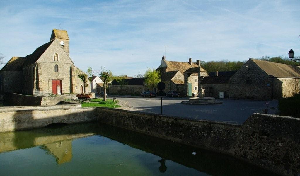 Charmes méconnus du Hurepoix .: JANVRY: le centre du village.