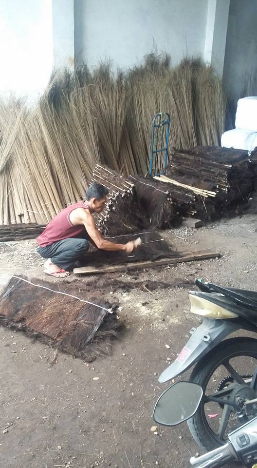 TENTANG IJUK: Cara Membuat Atap Ijuk