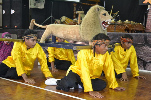 Sisingaan (Kesenian Tradisional Masyarakat Sunda) ~ Budaya