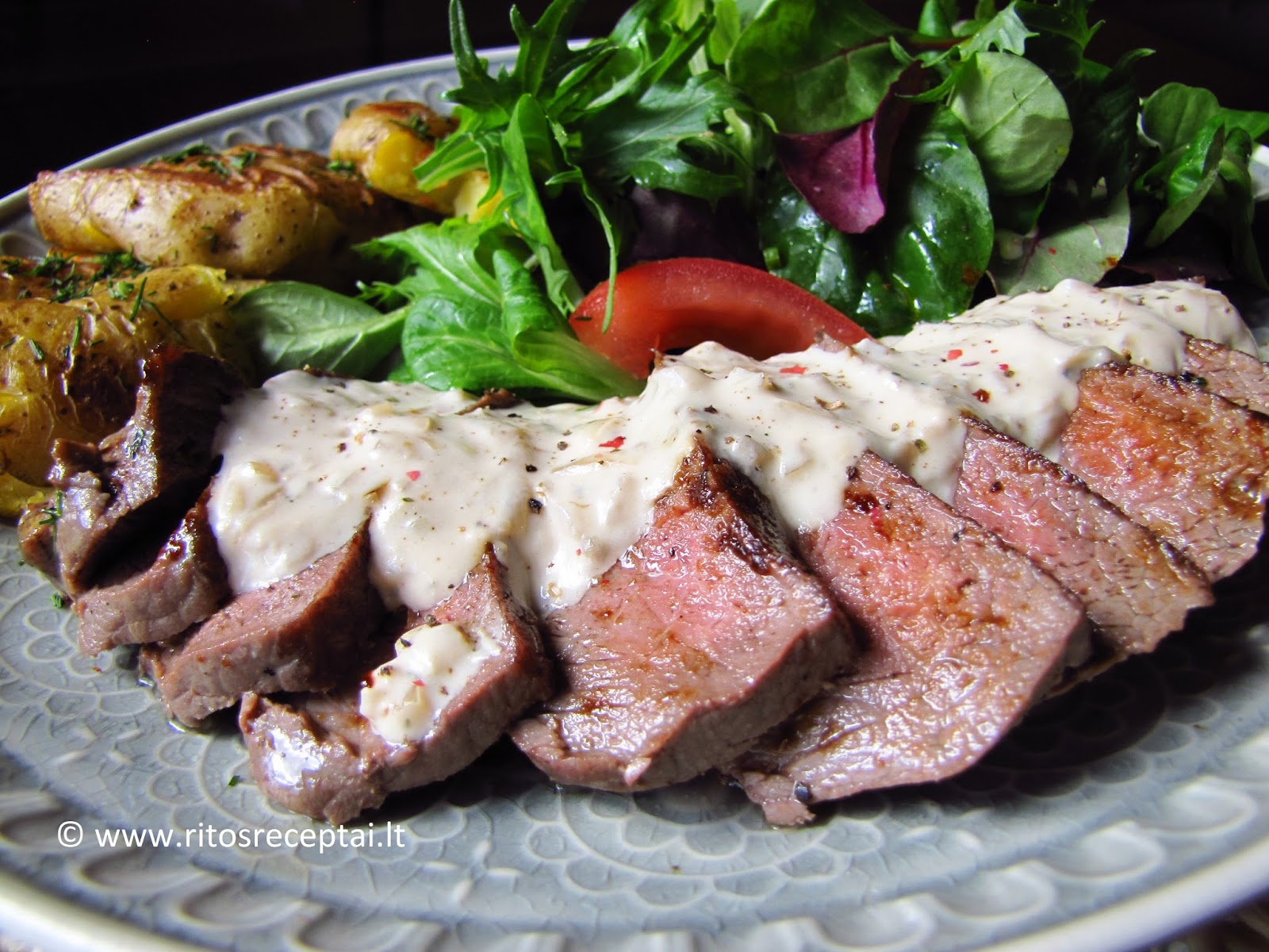 Ritos receptai : Jautienos steikas su pipiriniu padažu ir traiškytomis ...