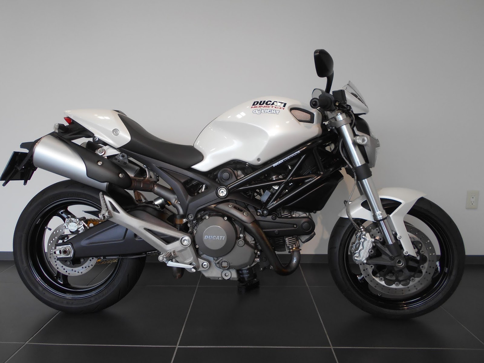 DUCATI USED BIKE: DUCATI MONSTER696+ 2010 PEARL WHITE
