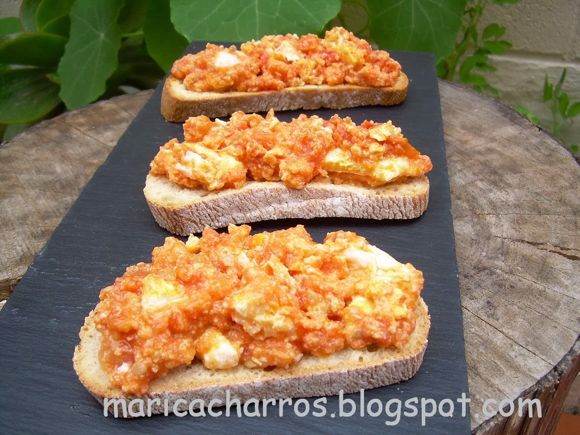 Tomate frito con huevo y tostas | Maricacharros