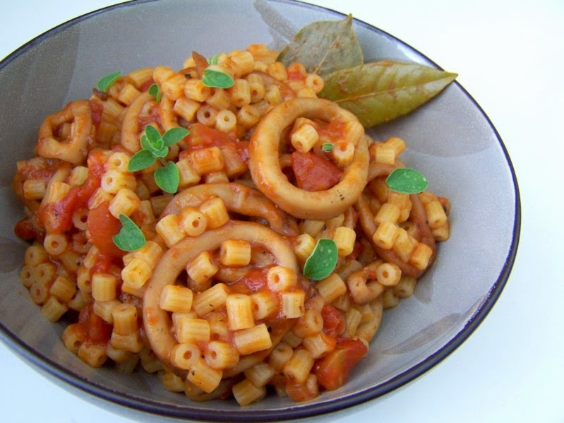 Lecker Bentos und mehr: Kalamari me kofto makaronaki (Tintenfisch mit ...