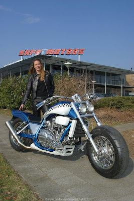 www.CustomBikeShow.com : Blue Super Magna