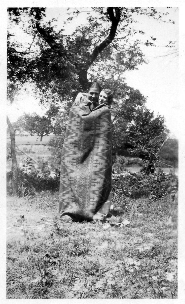 44 Cool Snaps That Capture Lovely Moments of People in the Past ...