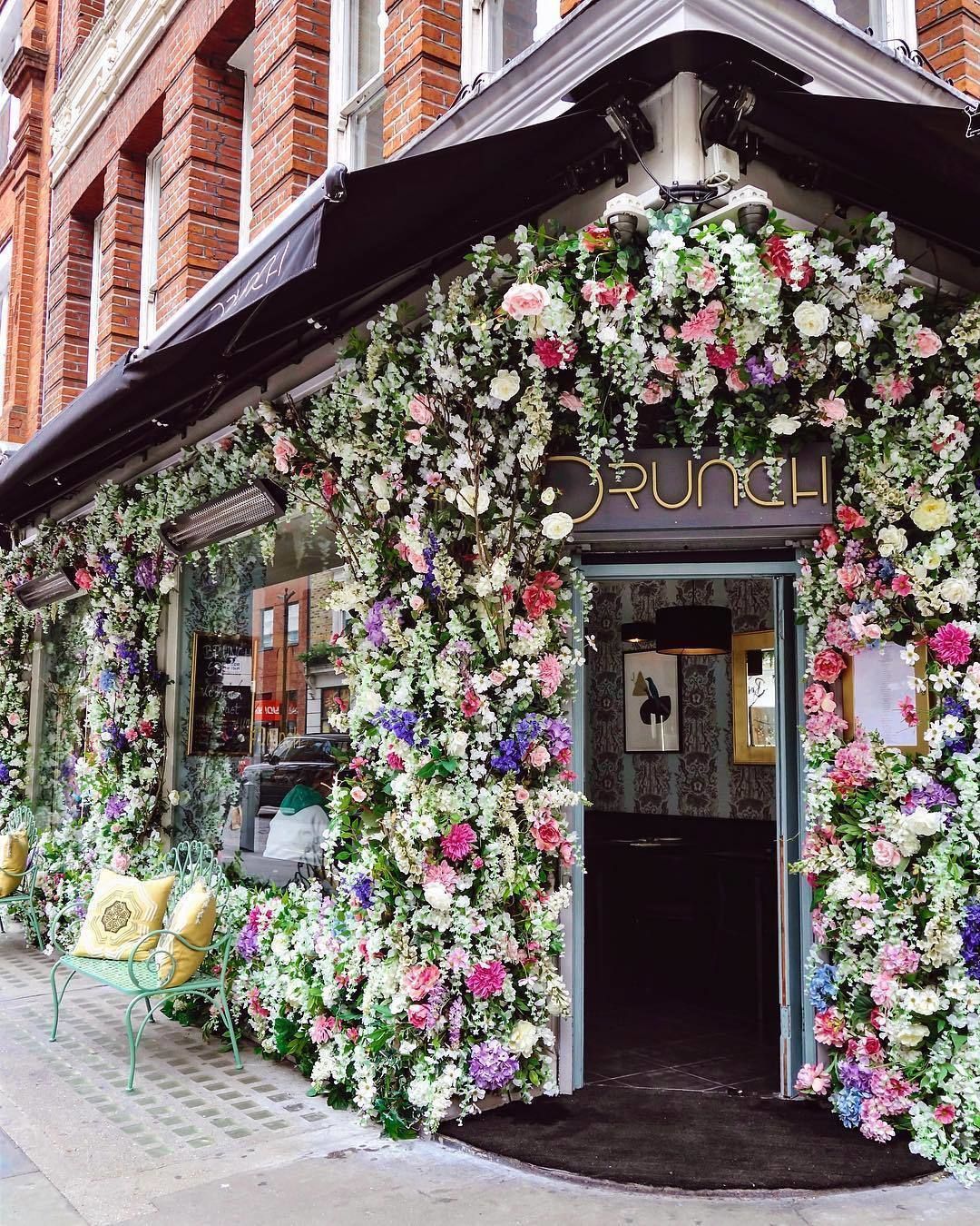 10 Instagrammable Flower Themed Cafe' & Restaurants in London