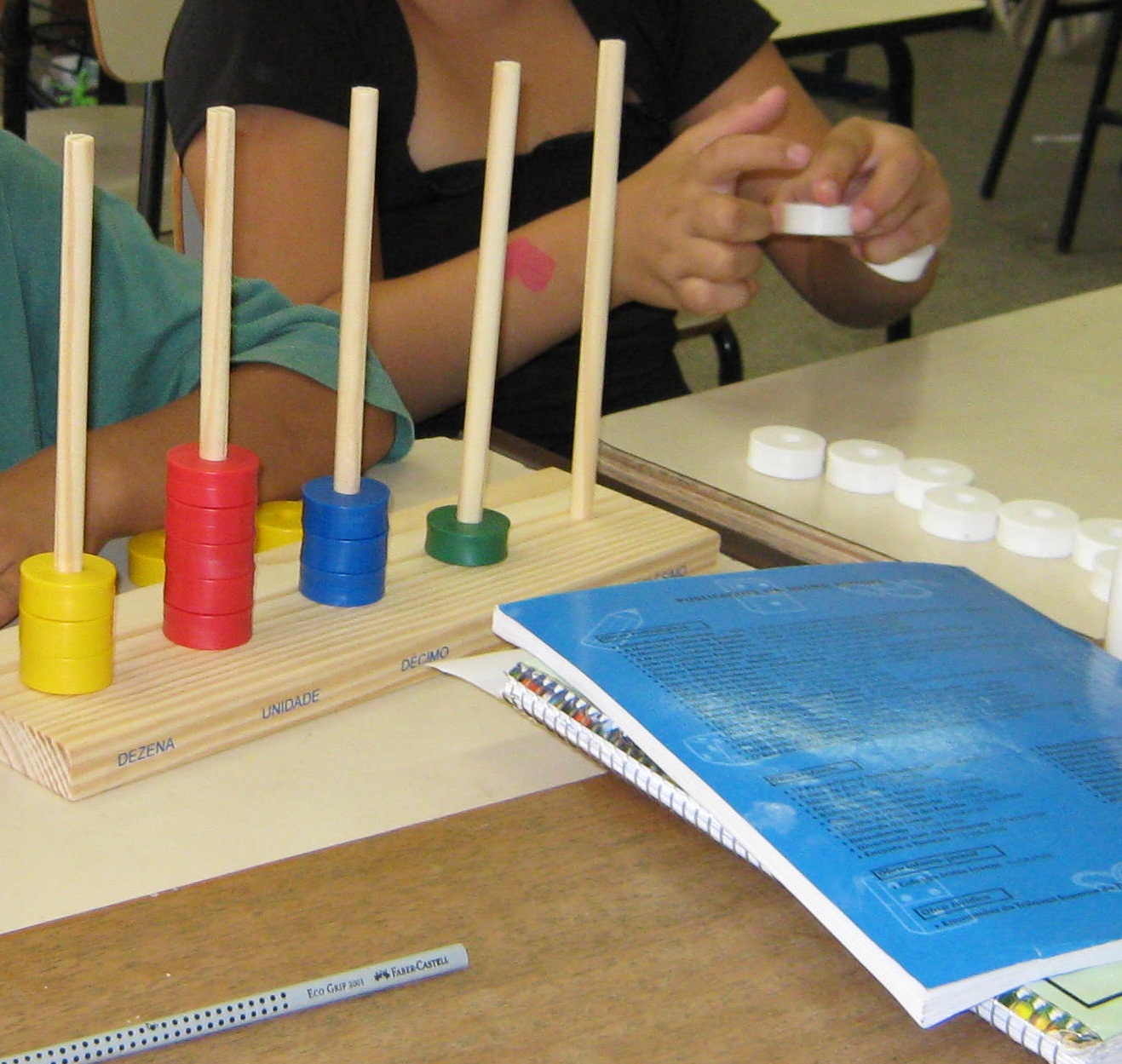 FÉ NA EDUCAÇÃO: Aula de matemática com o ábaco