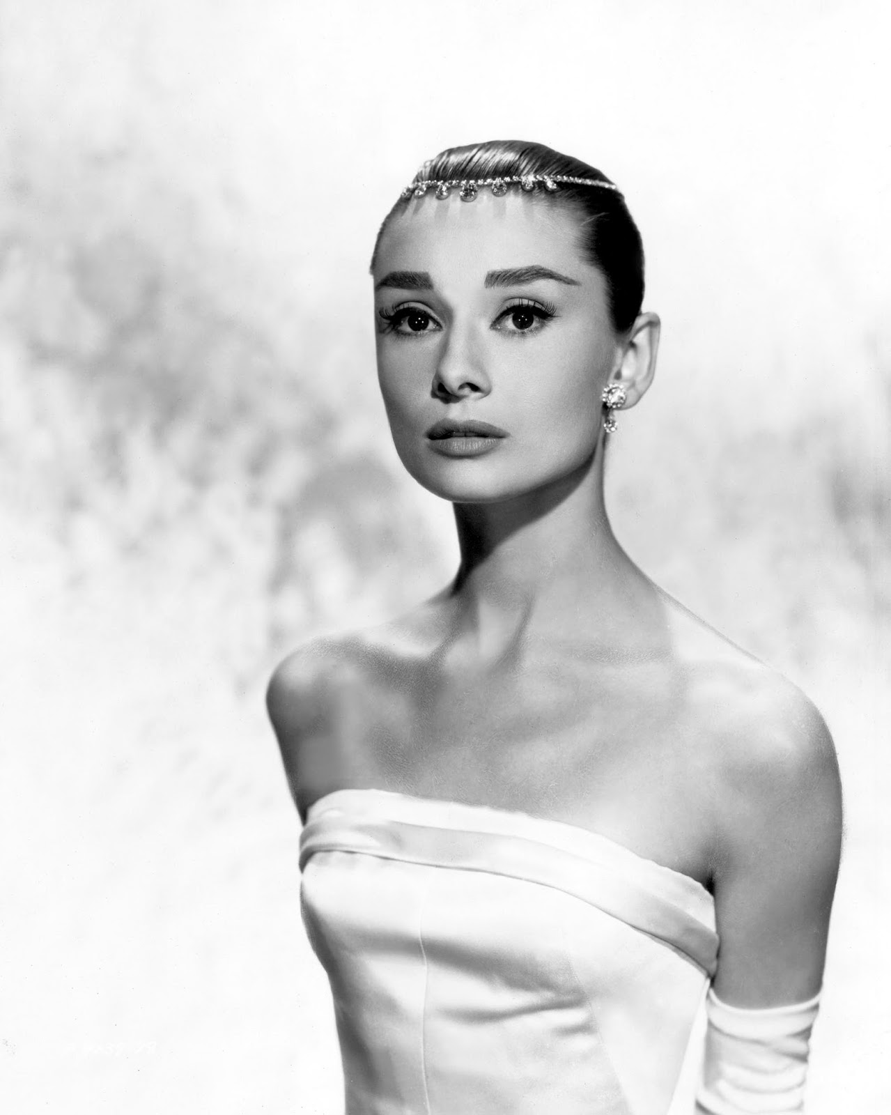 35 Surprising (and Delightful) Things About Audrey Hepburn You May Not ...