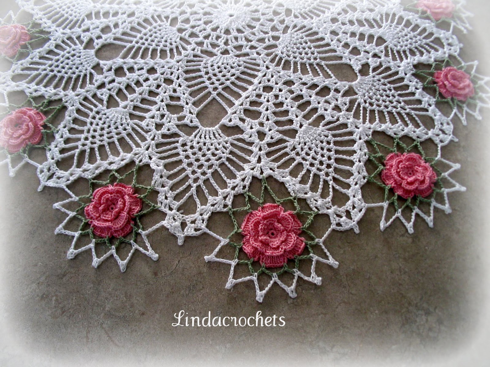 Linda Crochets: Stars and Roses Doily is completed