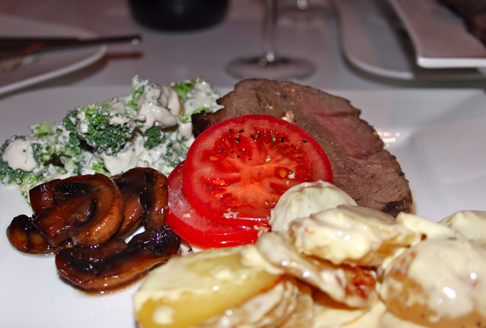 Helstekt indrefilet av okse med deilig tilbehør