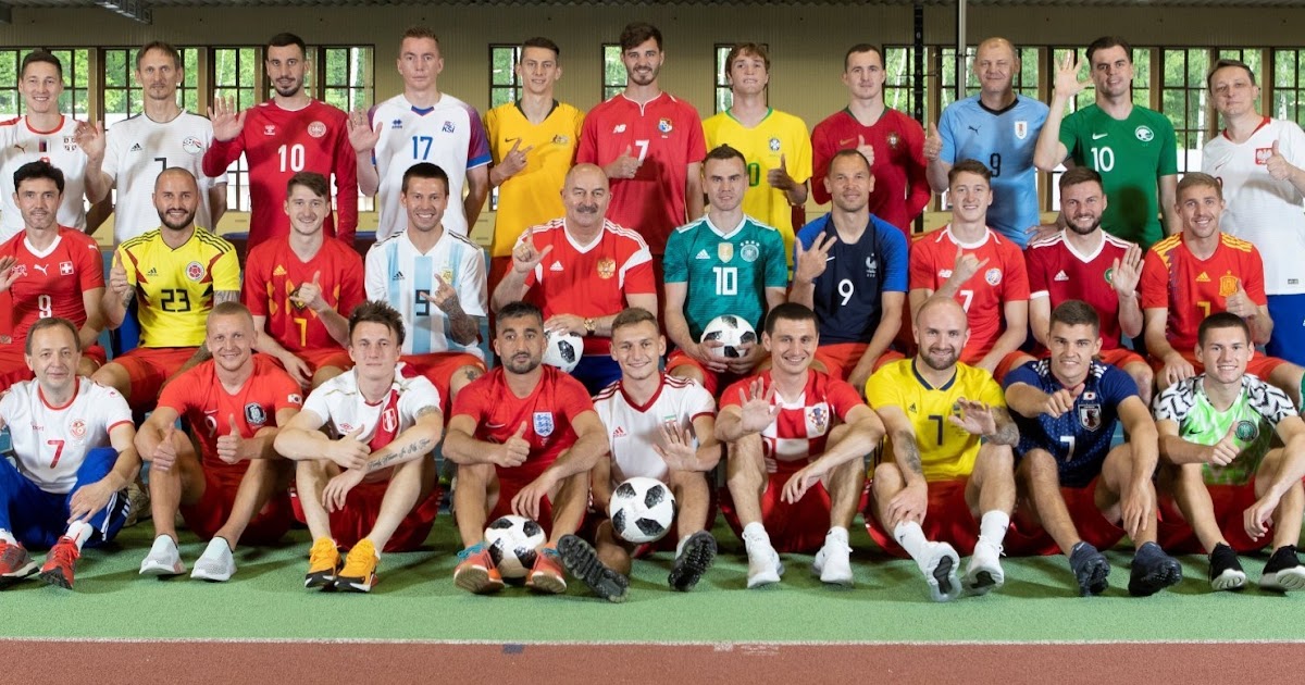 Jogadores e comissão da Rússia posam com as camisas das 32 seleções da ...