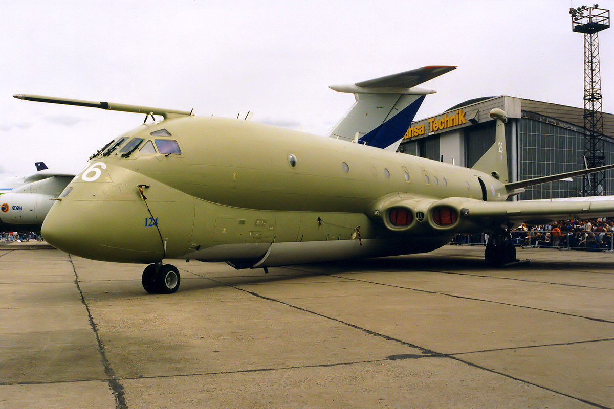 Eastwings: BAe Nimrod MR2 * Royal Air Force * XV226