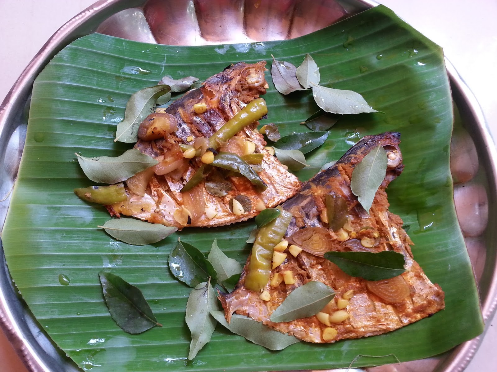 Fish chuttath recipe | Grilled fish in tawa recipe | Meen ilayil ...