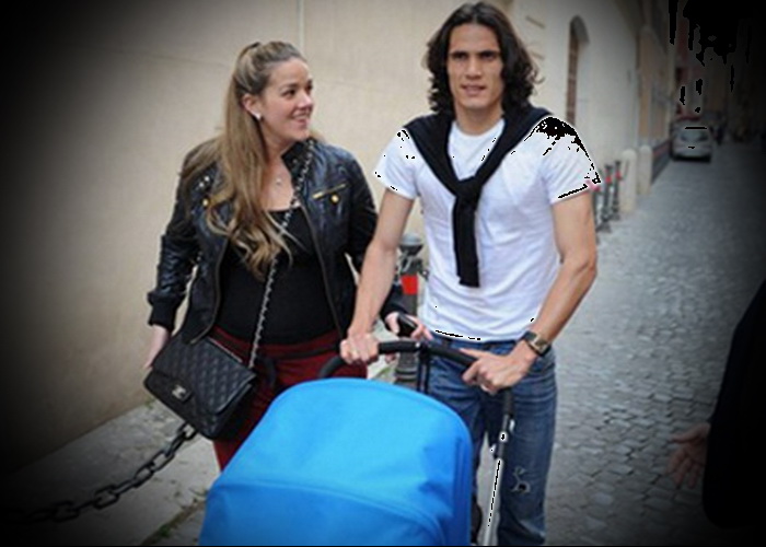 Football News: Cavani's wife robbed in Naples