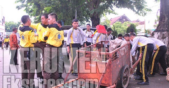 Anggota Pramuka SMAN 1 Kebumen Bersih-bersih Pasar - Kebumen Ekspres ...