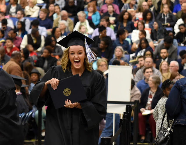 UIS News: More than 1,100 earn degrees at 45th UIS Commencement ceremony