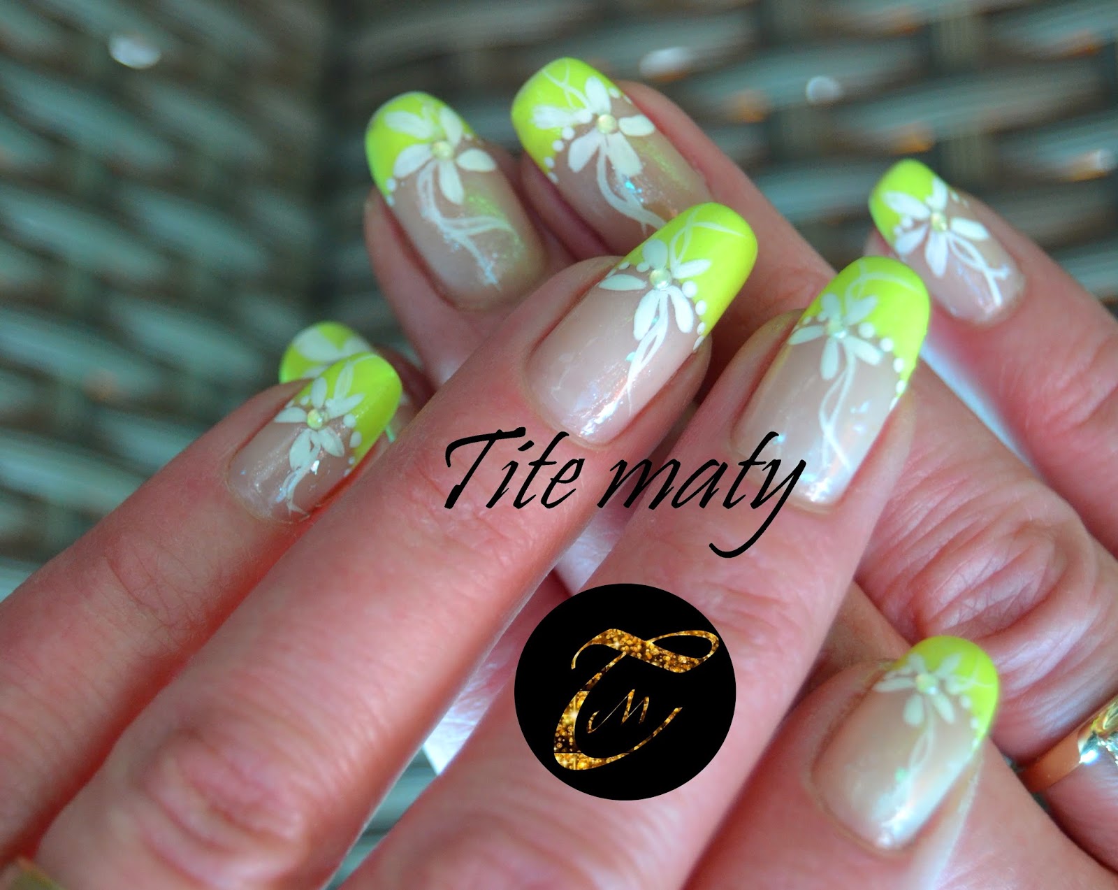 Tite maty nail art et styliste d'ongles résine: French jaune fluo et ...