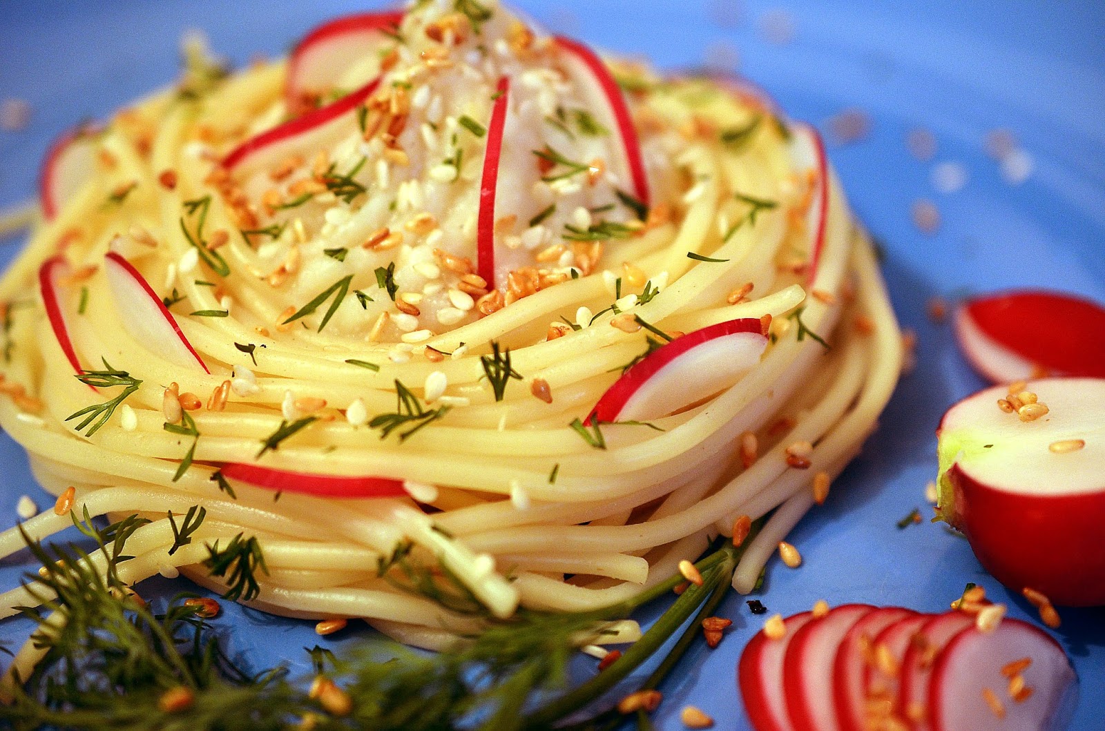 Spaghete cu sos de conopida si seminte de susan prajite (de post)