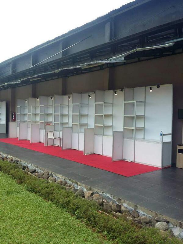 Jual dan sewa meja display r8 - Partisi pameran 085319185446