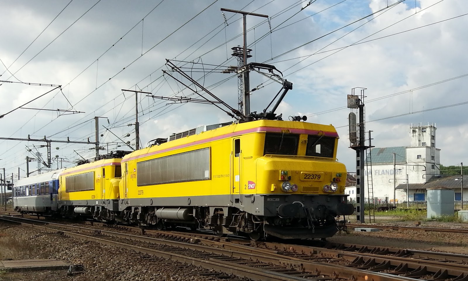 LA PASSION DU TRAIN: 2 BB 22200 INFRA à Hazebrouck.