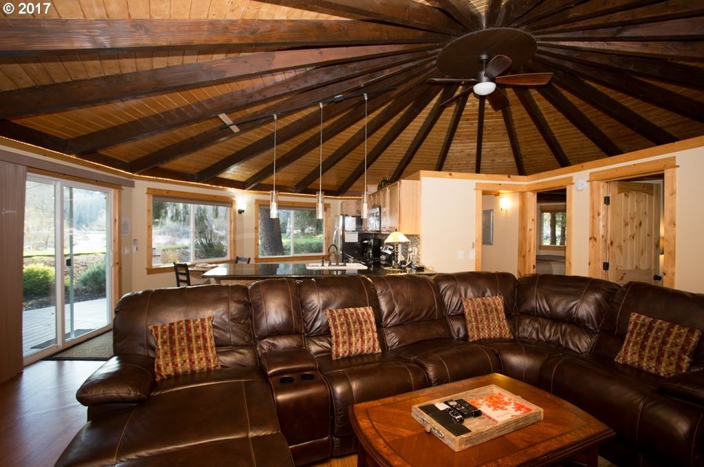 Sweet House Dreams: 1975 Contemporary Tiny Round Cabin in Seaside, Oregon