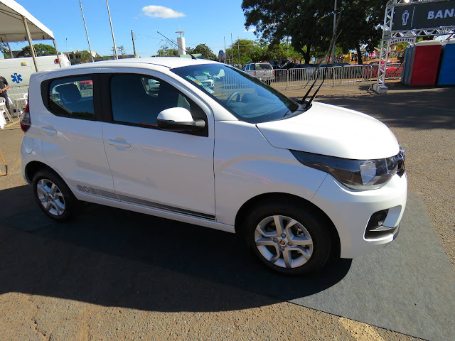 Fiat Mobi Branco Alaska, o mais procurado, tem desconto