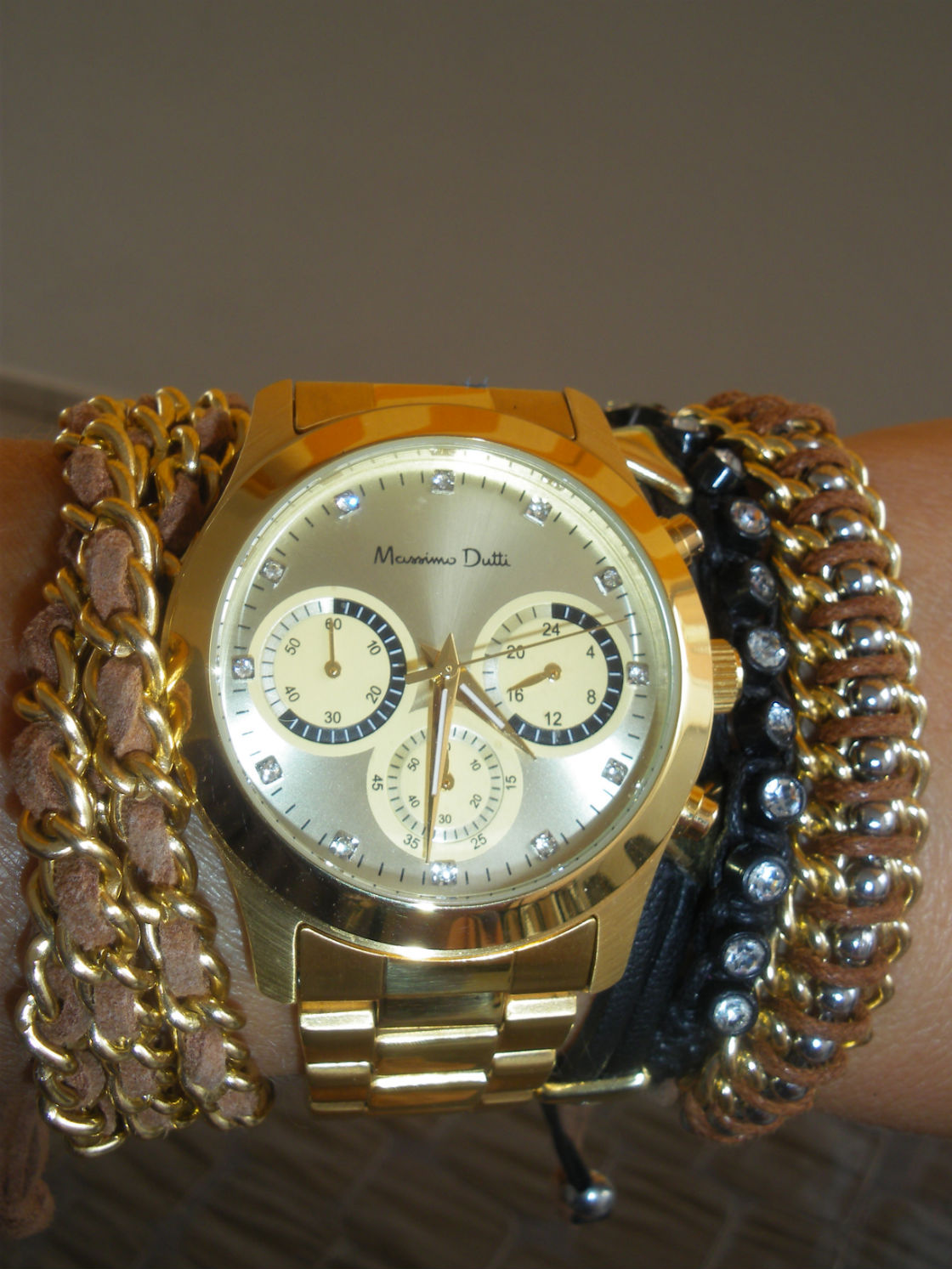 Scarlotta: Moda.Combinar pulseras con reloj dorado.