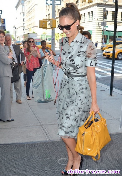 newsforbrand: Jessica Alba with Marc Jacobs handbag