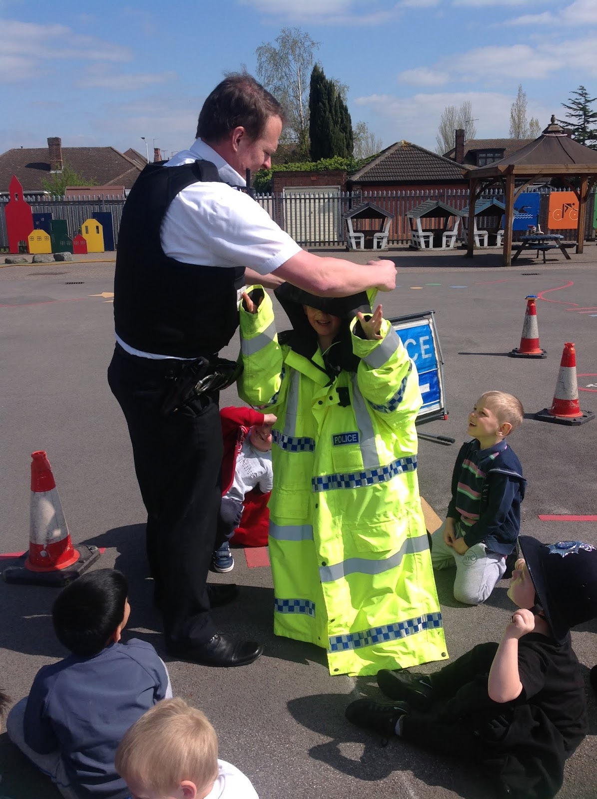 Suttons Primary School: Police visit Reception!