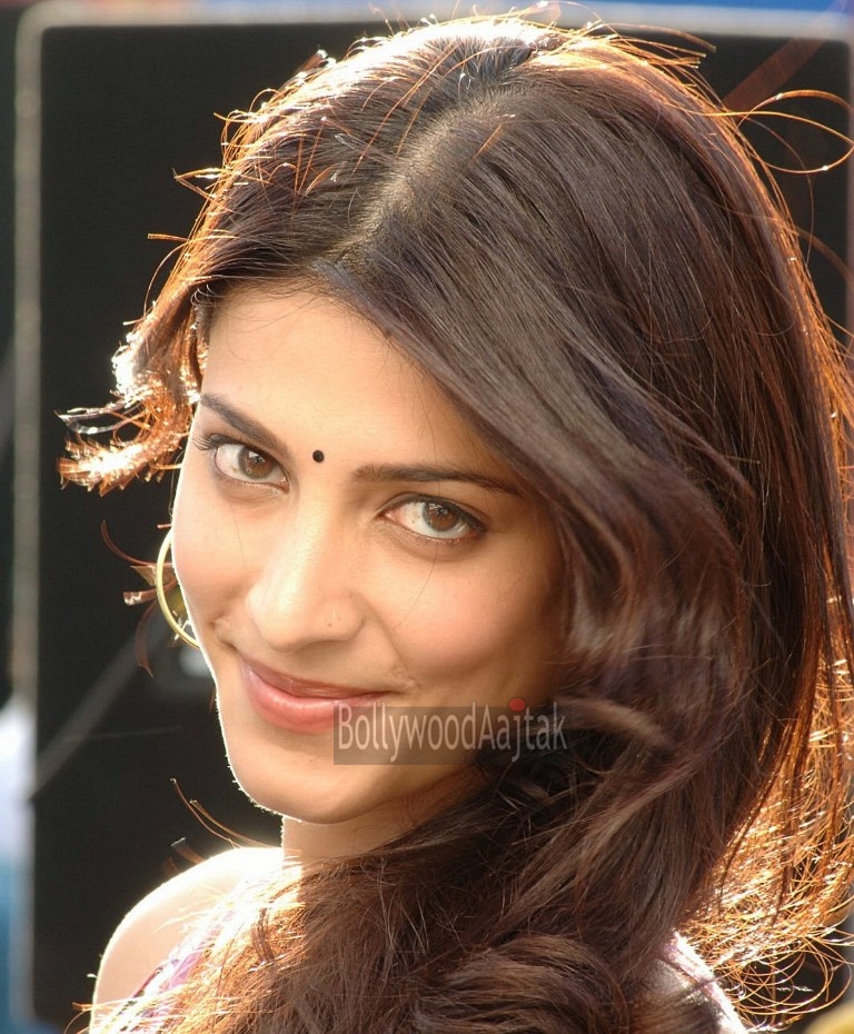 Bollywood Paradize: Shruti Hassan Beautiful Face Close Up Hq Pics
