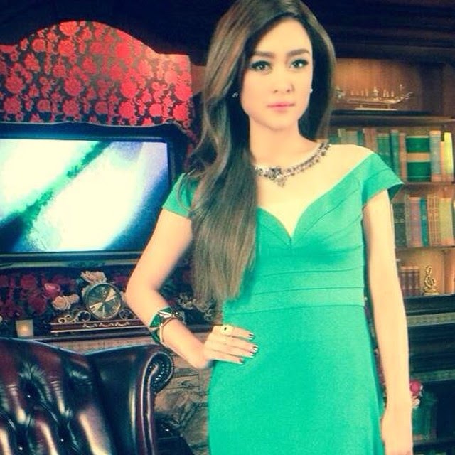 ZURAYDA ZEDA SALIM FOTO CANTIK ALA PRESENTER SILET - ZONA ARTIS LAGI