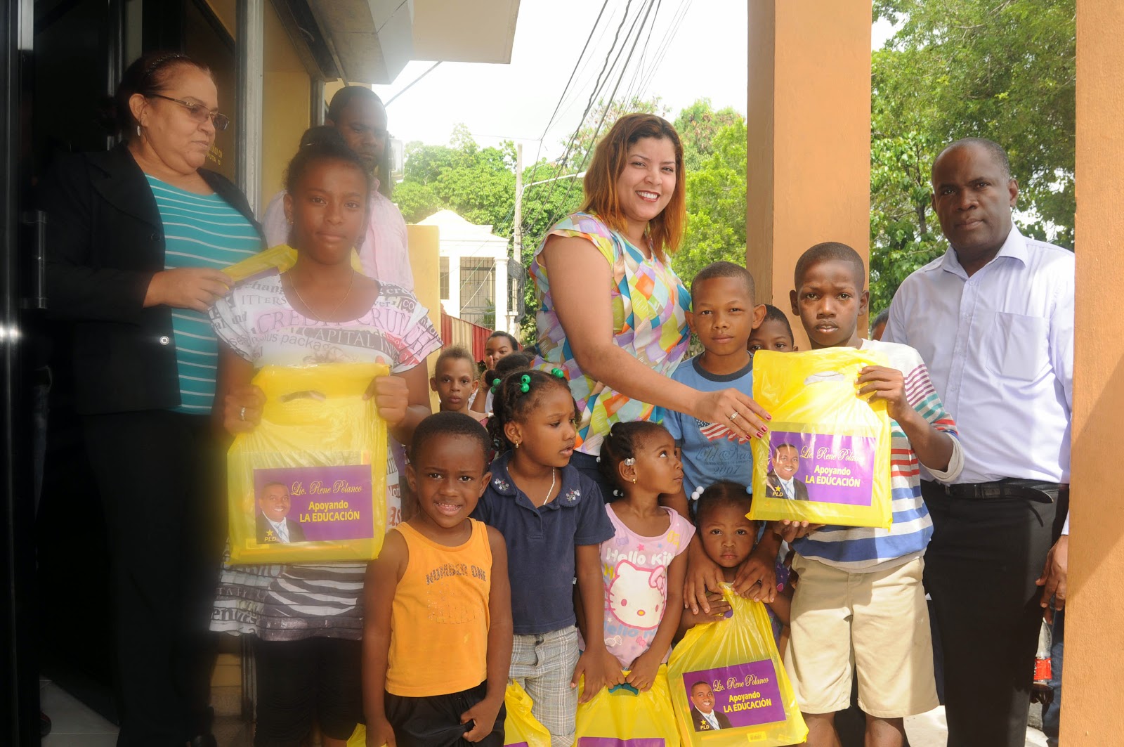 Mary Carmen de Polanco entrega útiles escolares a estudiantes de Sabana ...