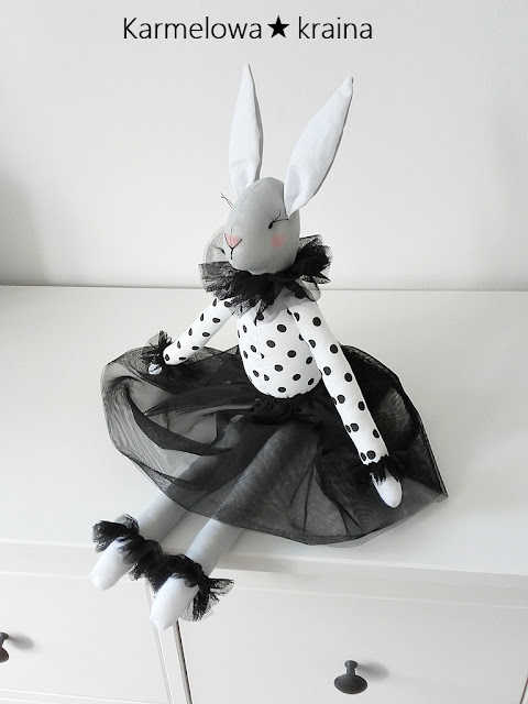 CRAFT HOUSE: Maskotki Króliki -seria Rabbit in Wonderland