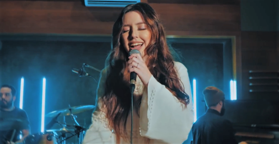 Esther Marcos lança sua nova música e videoclipe "Teus Mistérios ...