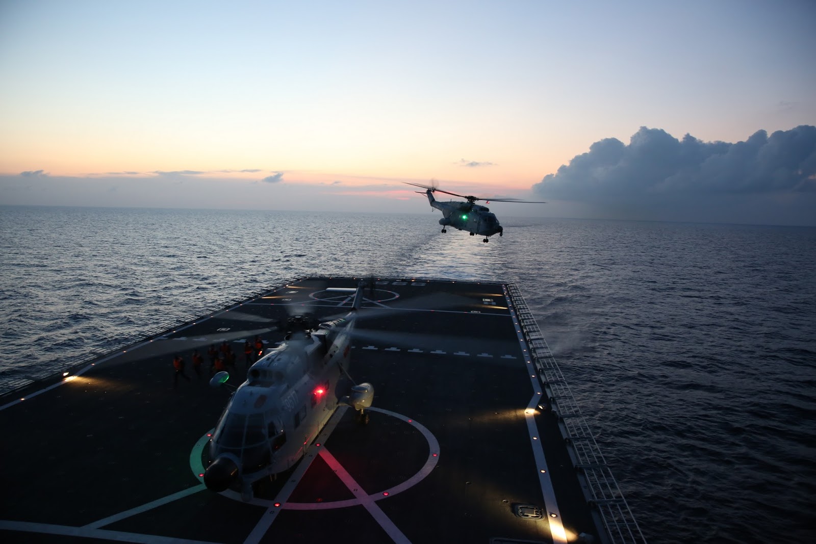 China Defense Blog: PR Photos of the day Type 726 Yuyi class landing ...