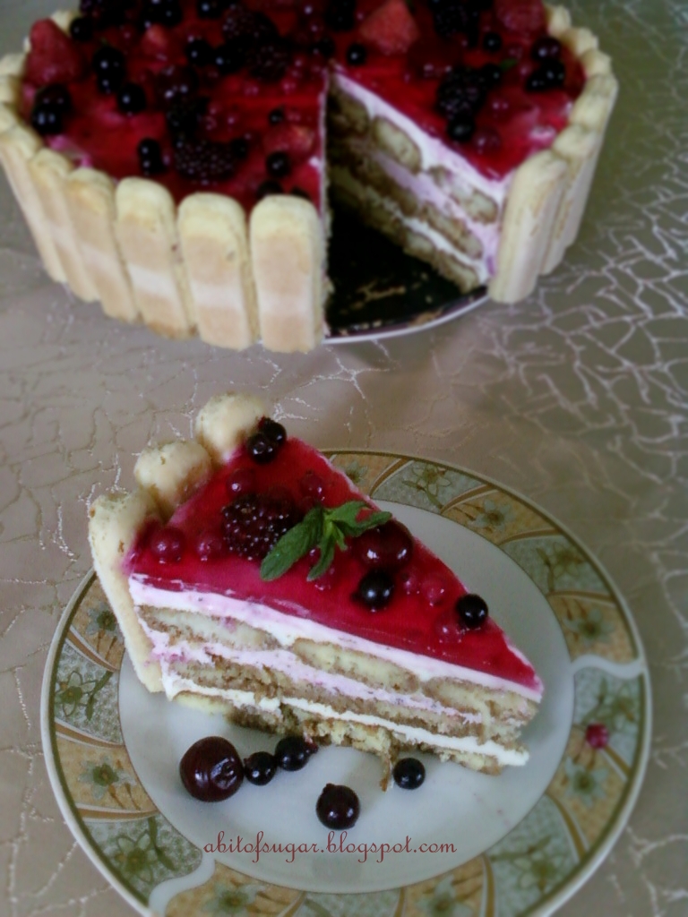 Tort tiramisu cu fructe de padure