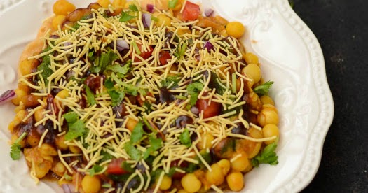 Spicy Treats: Masala Papdi Chaat Recipe | Papdi Chaat With Yellow Peas ...