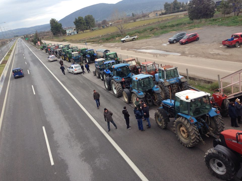 ΤΟ ΜΠΛΟΚΟ ΤΩΝ ΑΓΡΟΤΩΝ ΣΤΟ ΚΑΣΤΡΟ (ΦΩΤΟΓΡΑΦΙΕΣ )