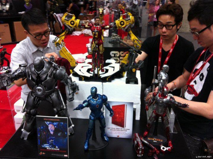 One Sixth Toy Collector: HOT TOYS COMIC CON SNEAK PEAK